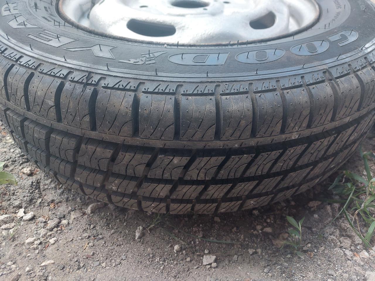 Vind 2 cauciucuri tot cu discuri de Ford Tranzit 195/70/15C