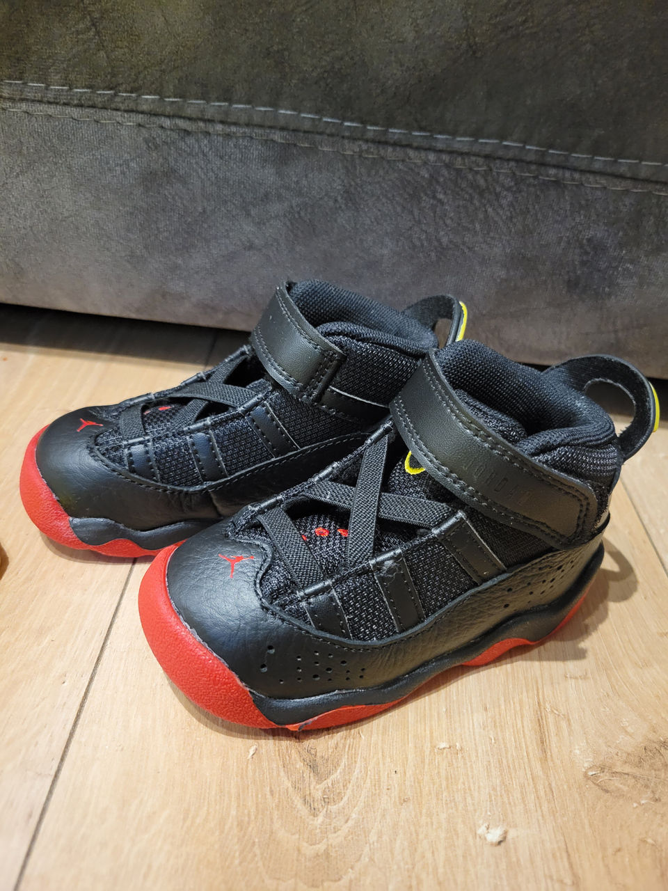 Ghete Jordan. Noi. Marimea 22