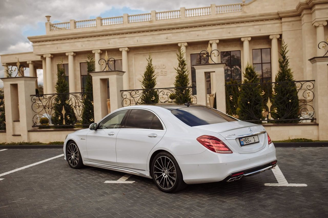 Chirie/прокат Mercedes S Class W222 AMG S65 Long alb/белый cu sofer/с ...