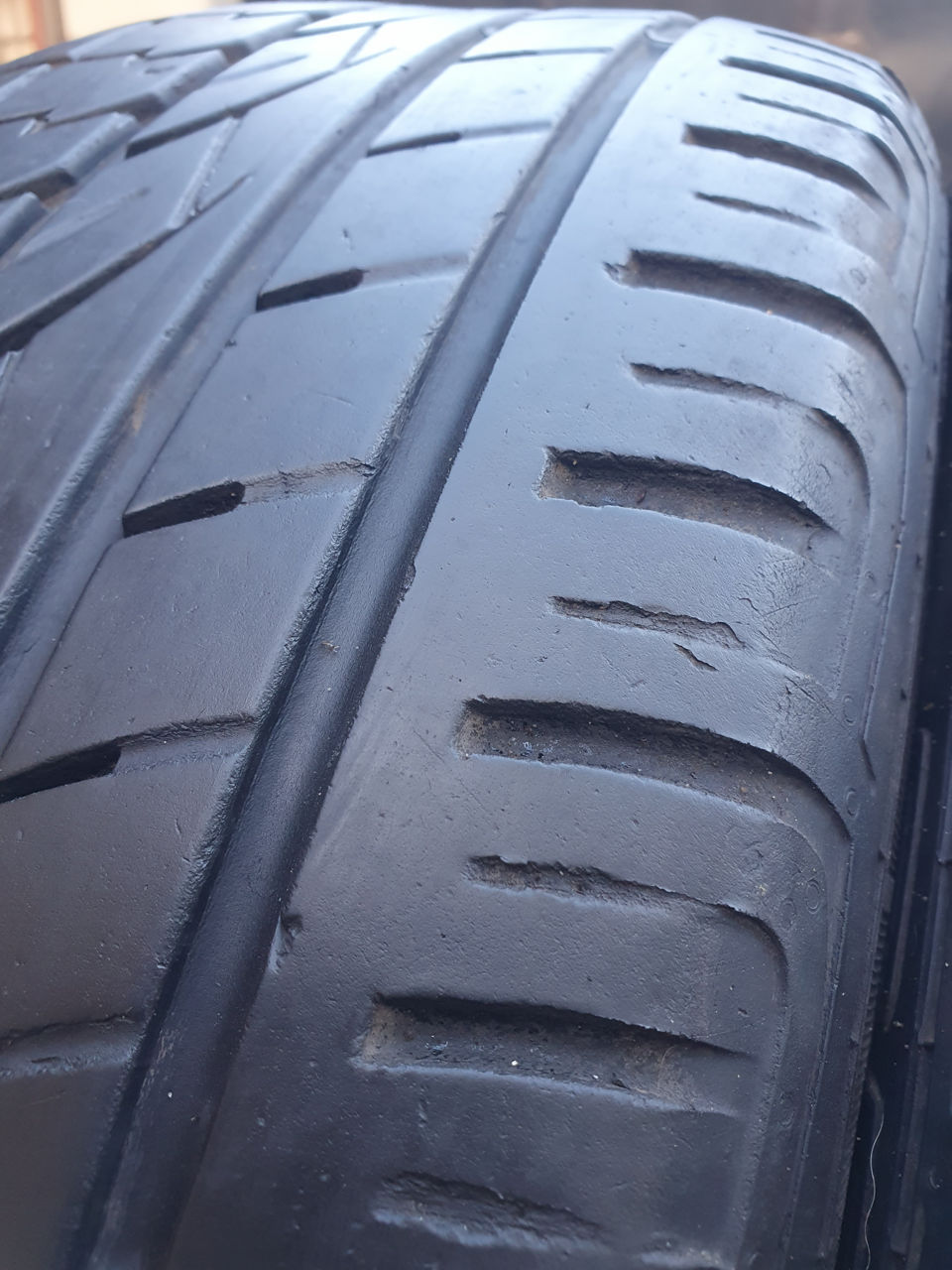 235/55/ R19- Continental.