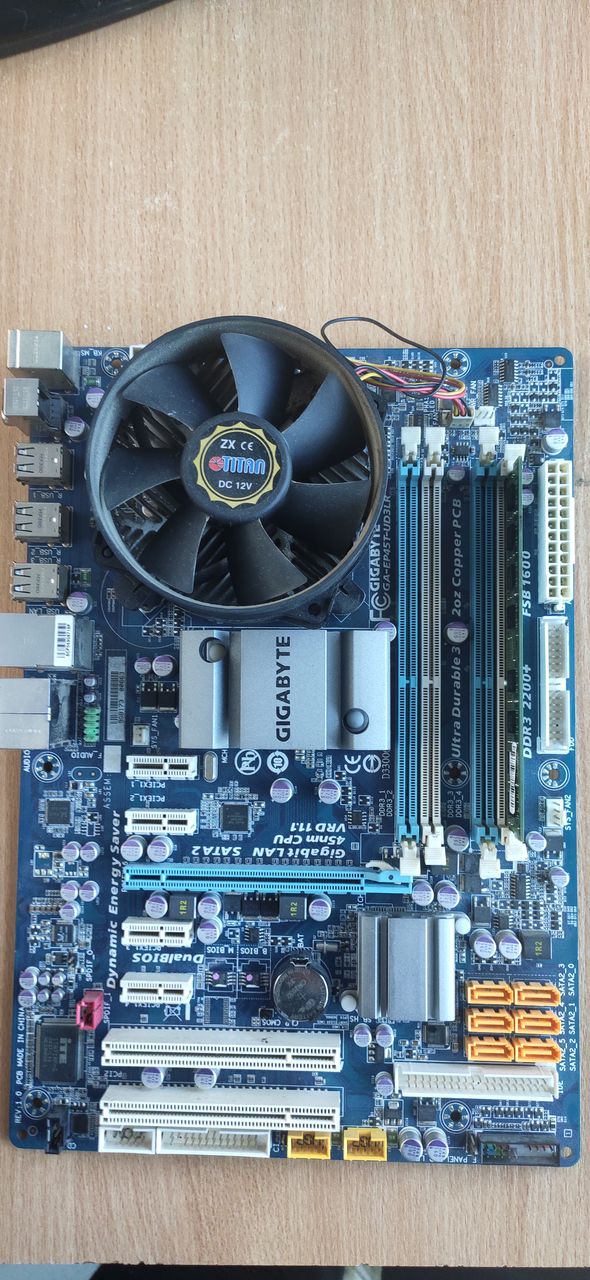 Mainboard Gigabyte GA-EP45T-UD3LR, LGA775, DDR3 - 300 lei