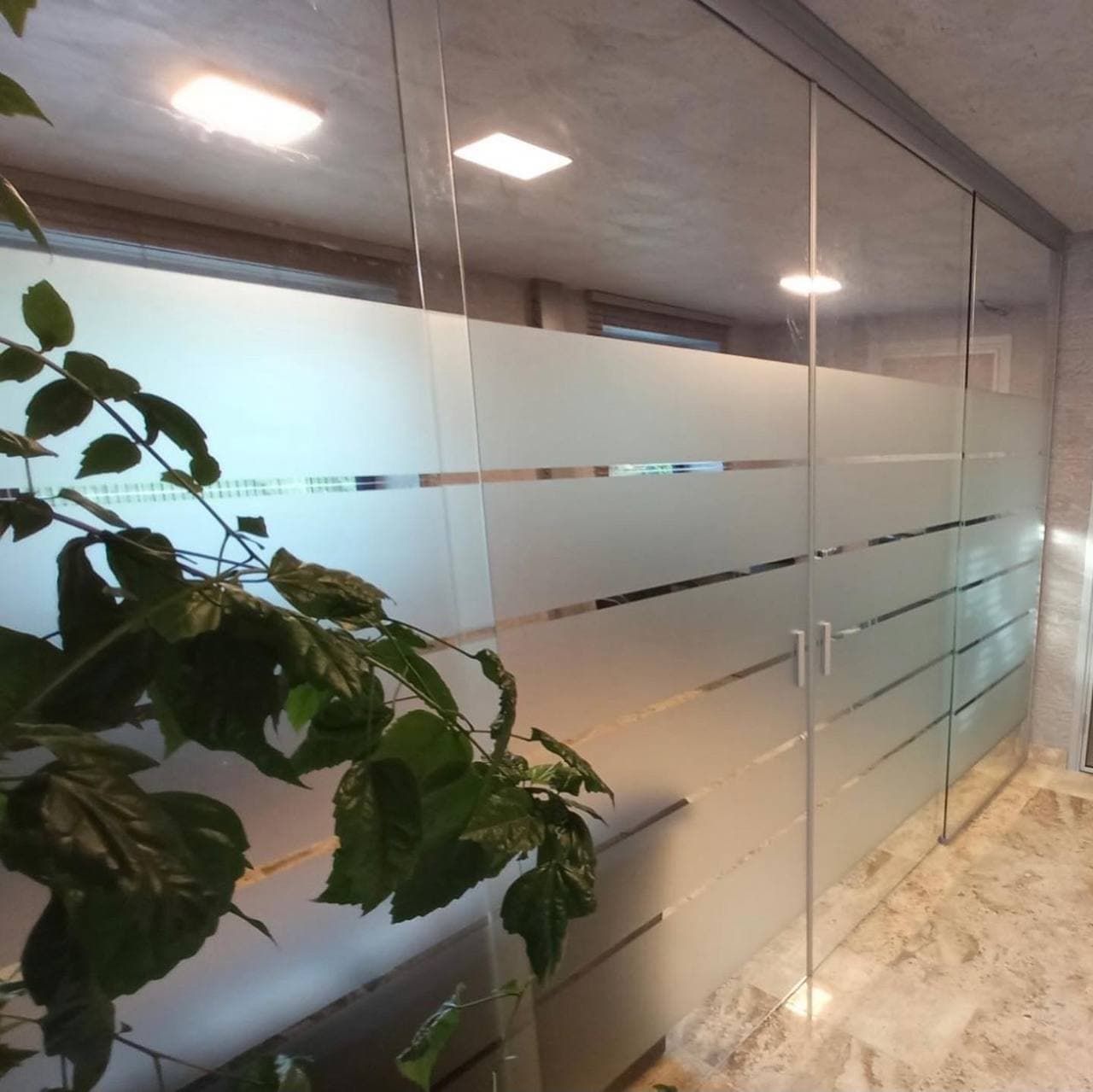 Colantare geamuri și vitrine – publicitate vizibilă pentru afacerea ta