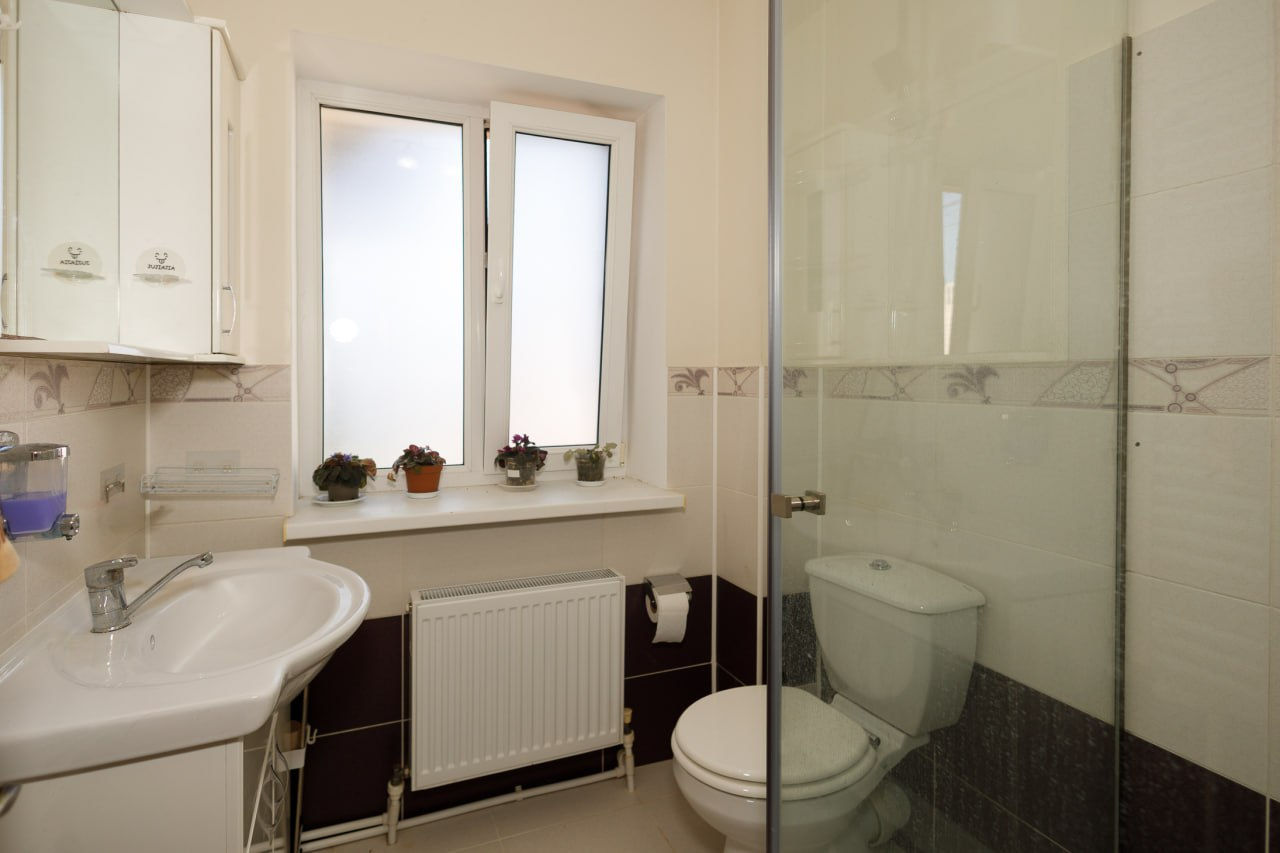 Casă, 193 m², Colonița