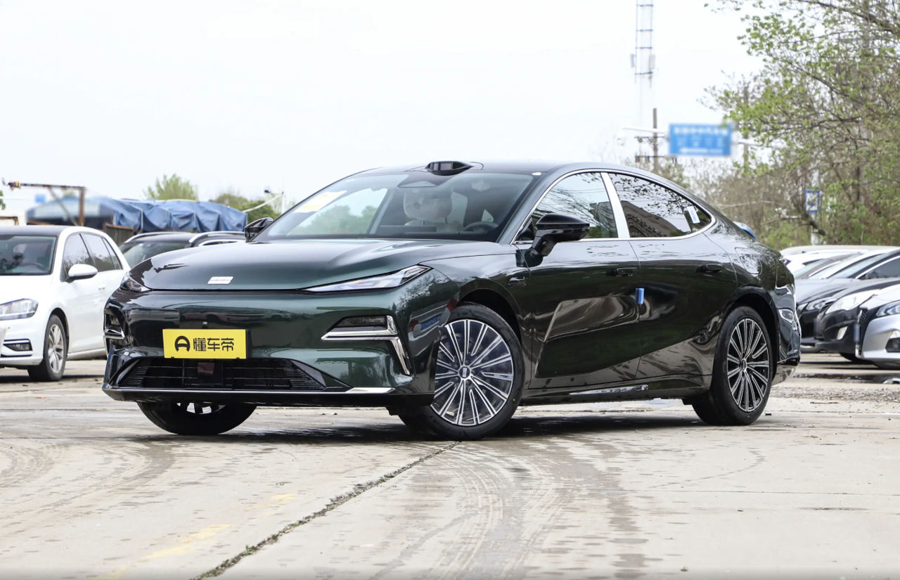 Geely Galaxy E8 an. 2025 cu rulaj 10 km, Plug-in Hybrid, 19290