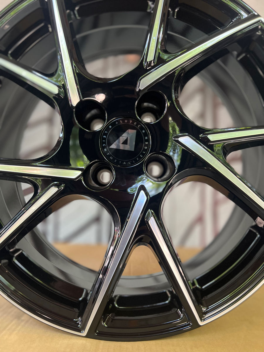 4x100 R17 Alutec ADX1