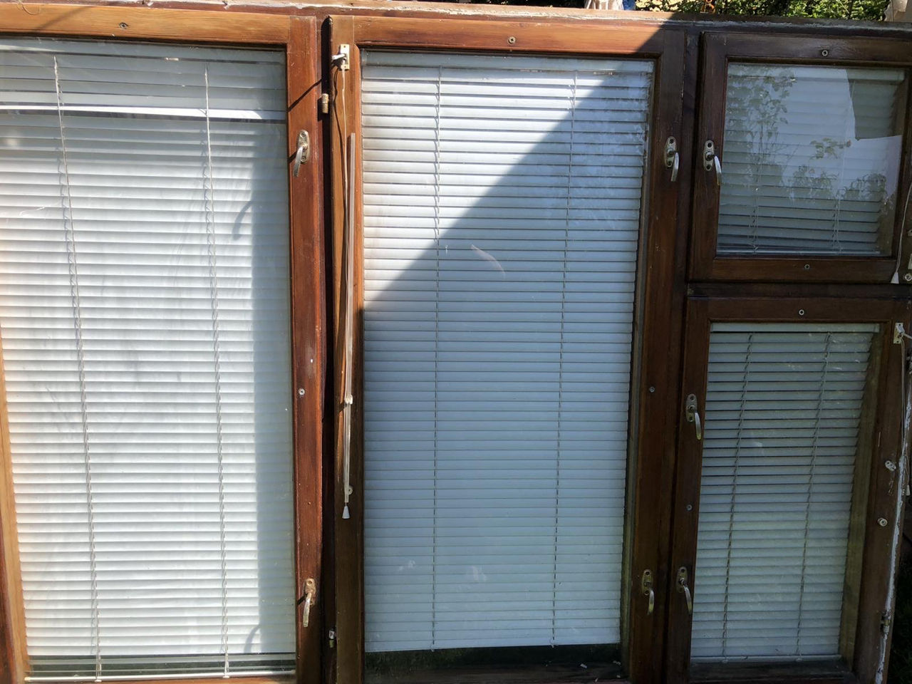 Se vind 3 ferestre duble din lemn natural