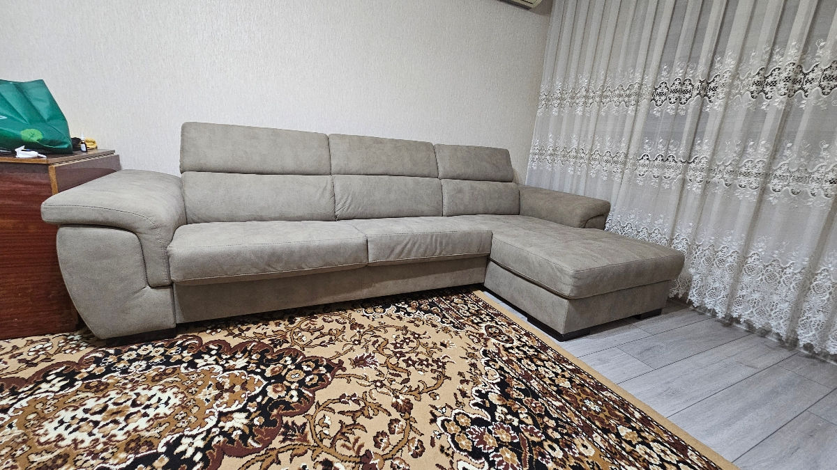 Срочно продам диван угловой, раскладной с металическим корпусом и матрасом.