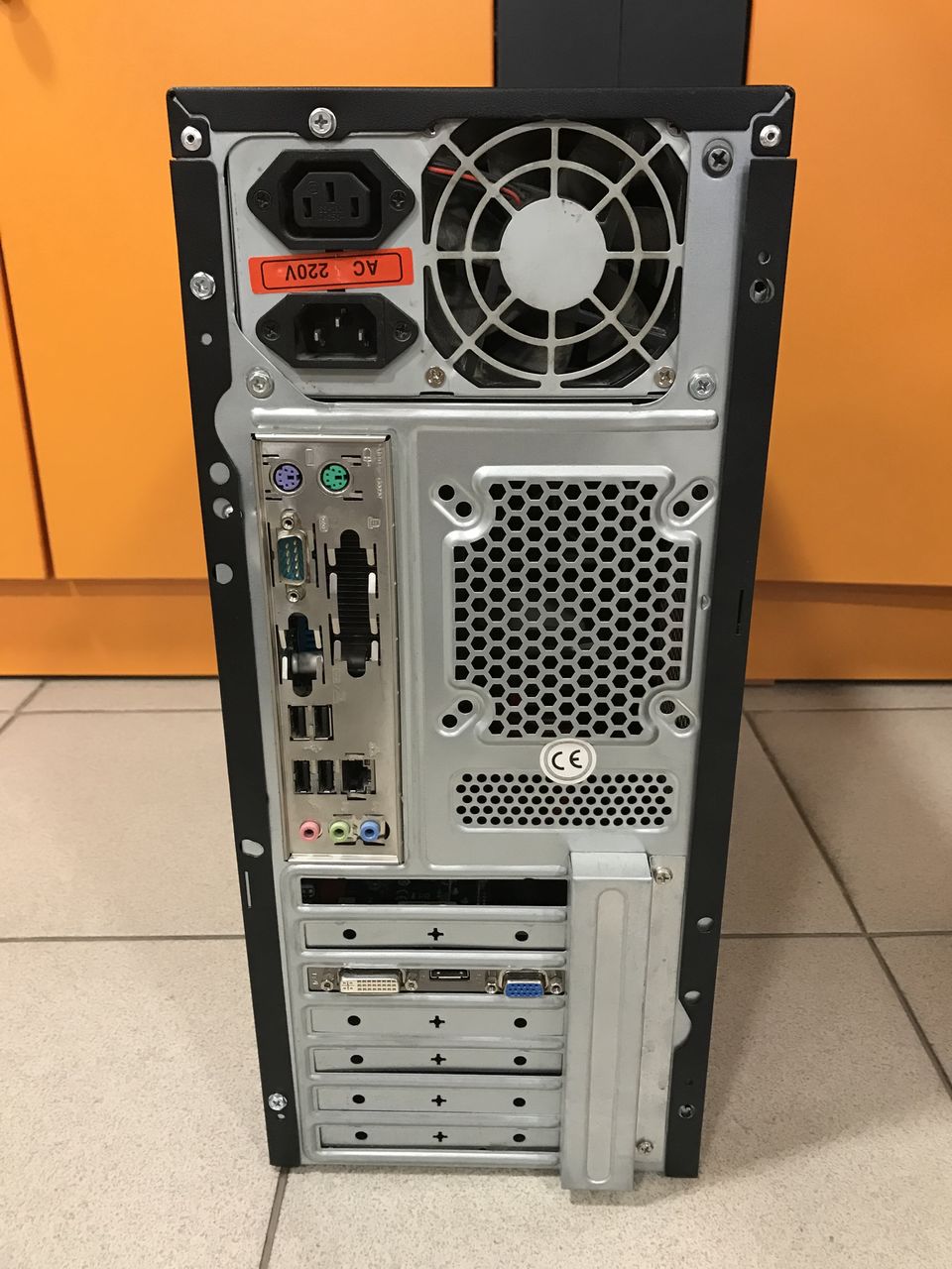 Intel E5800 3.2GHz || 4GB RAM || 320 GB || Video 1Gb