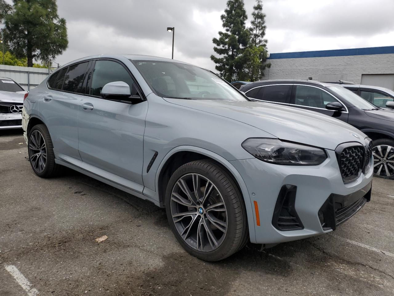 BMW X4 an. 2023 cu rulaj 42800 mi, Benzină, 32000