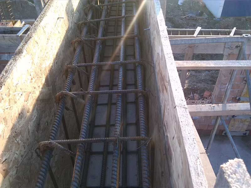 Companie de construcții execută lucrări de betonare și zidărie