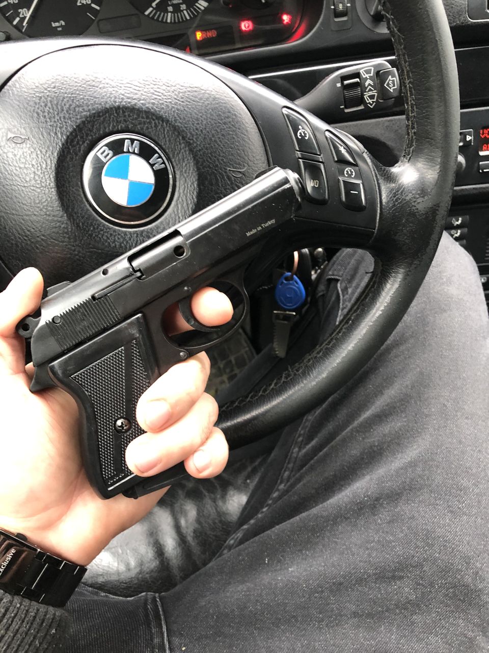 Vînd pugaci cu tot cu gloane sau Scimb pe telefon