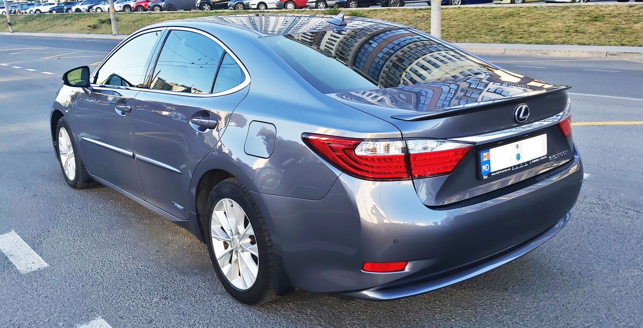 Lexus ES Series 2014 г. с пробегом 175000 км, Гибрид, 16499