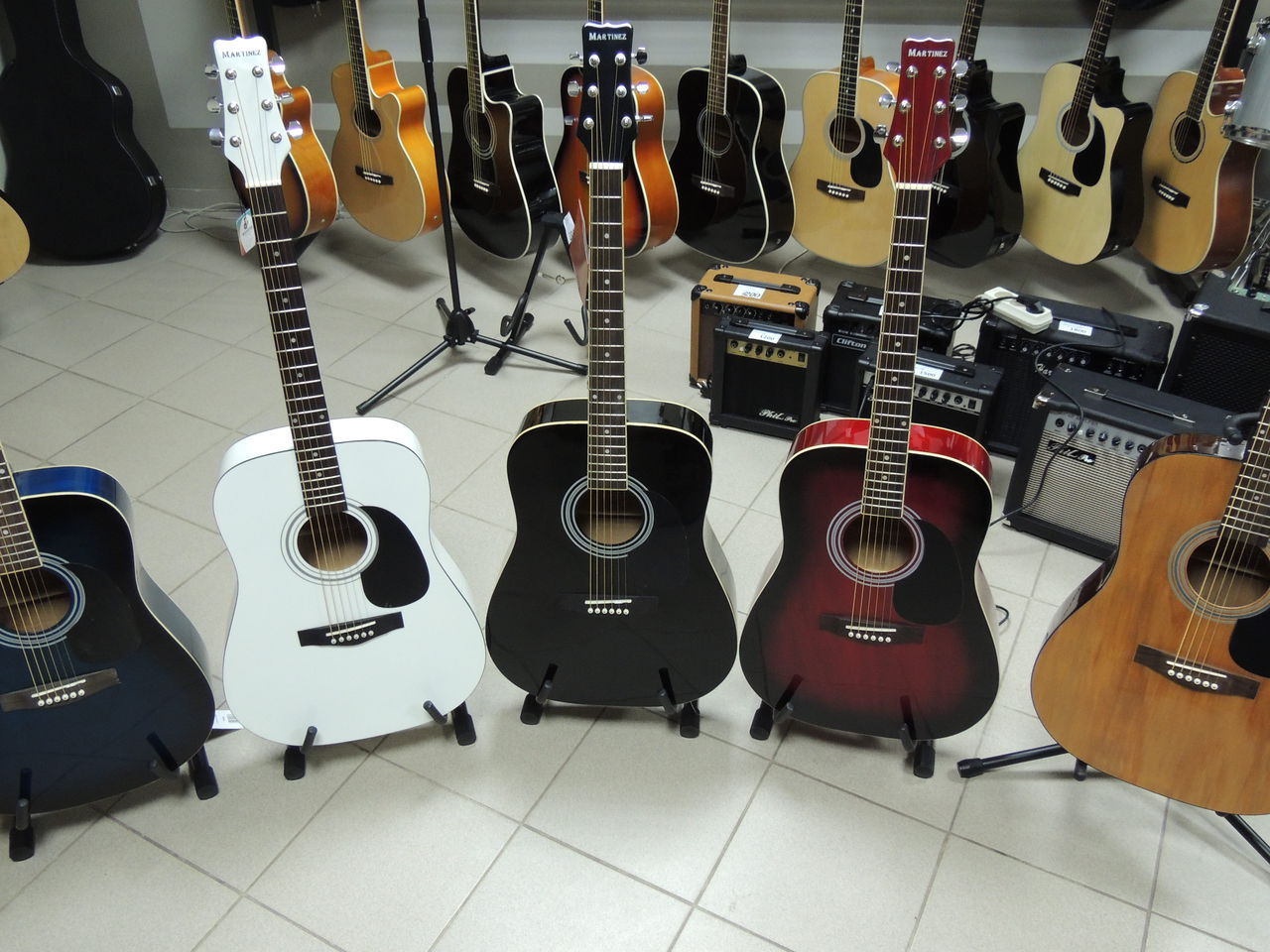 Музыкальный салон Nirvana представляет гитары фирмы Martinez