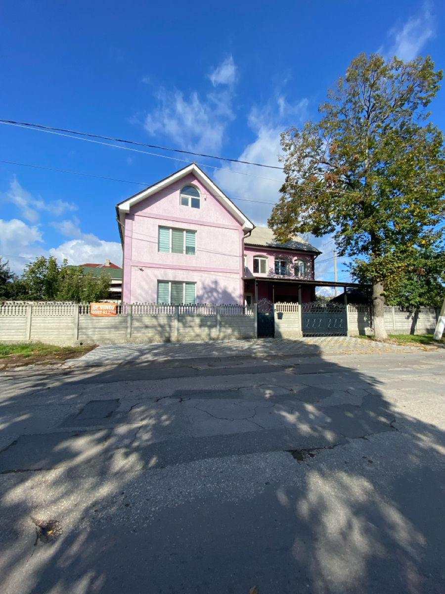 Casa 14 ari pe strada Decebal