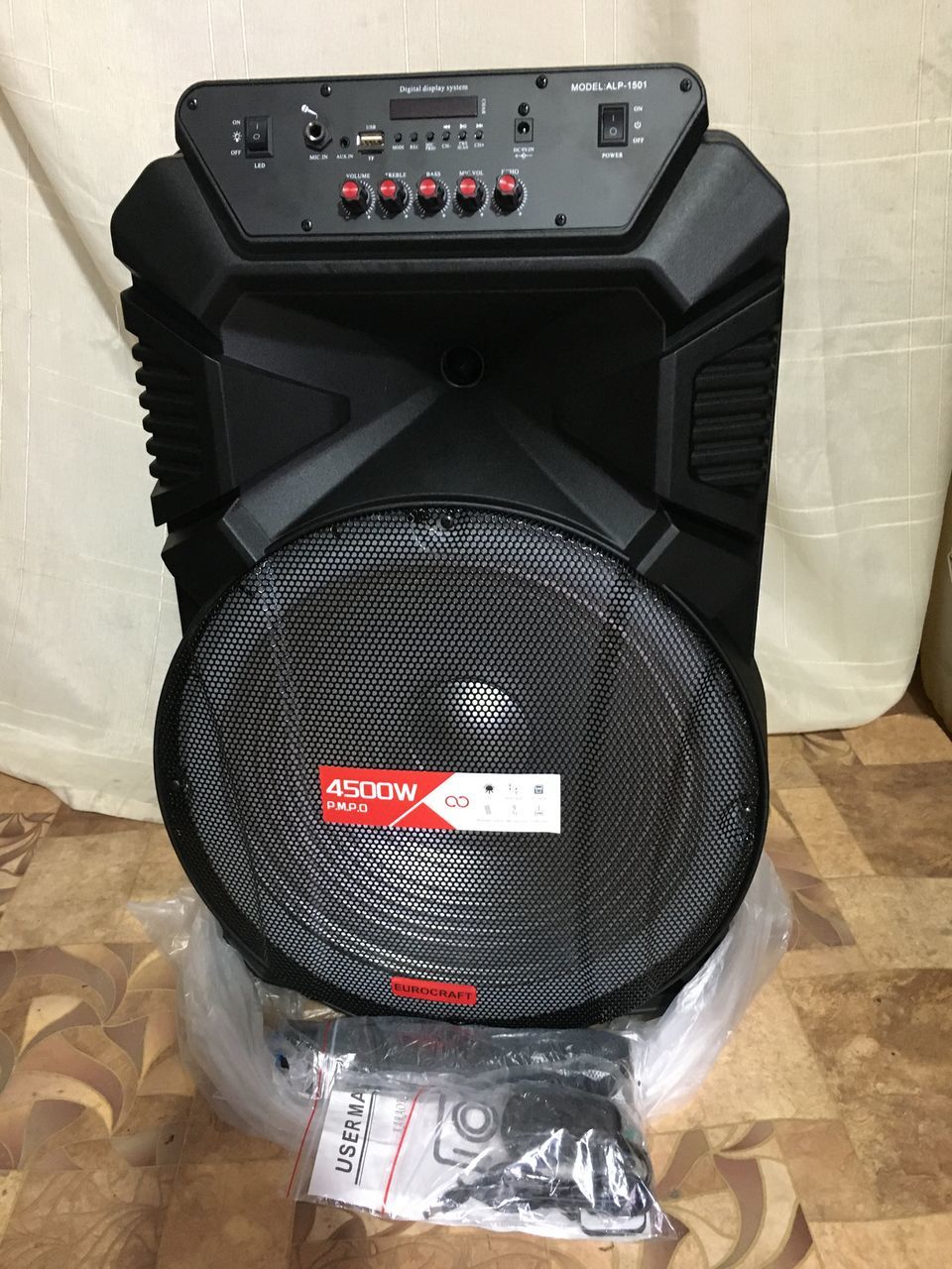 Boxa cu acumulator ,Bluetooth, Microfon Flashca ,Aux , equalizer ,Mp3 ...