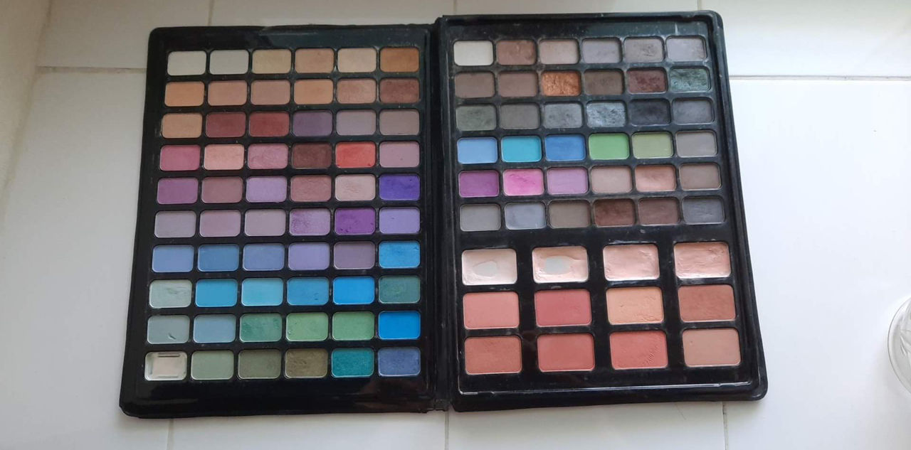 Vând paletă de machiaj