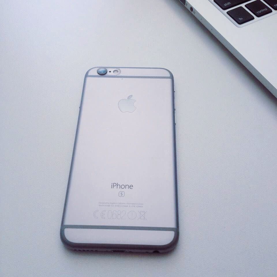 Vând iPhone 6S (128 GB) Space Gray + Husă Originală neagră din piele