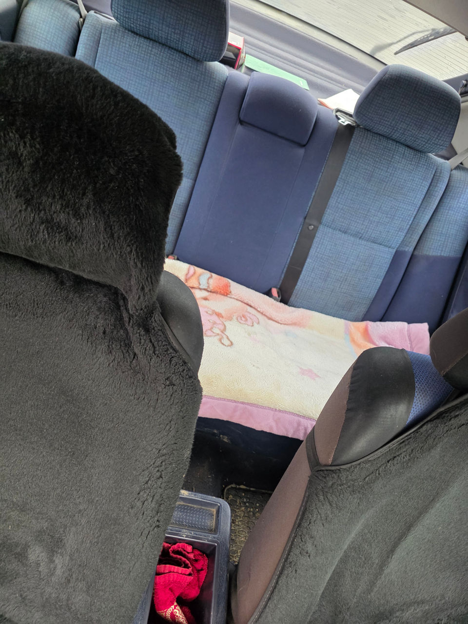 Mitsubishi Carisma an. 2001 cu rulaj 35000 km, Benzină, 1450