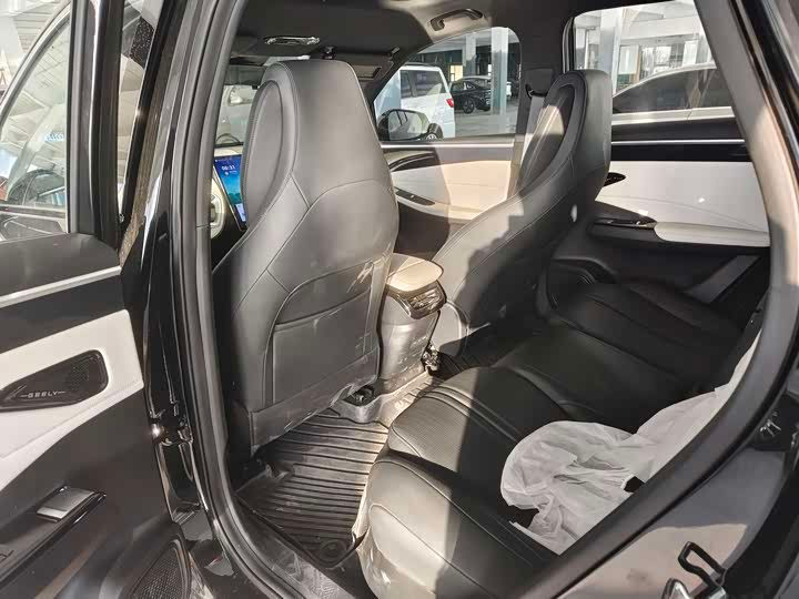Geely Galaxy L7 an. 2024 cu rulaj 7300 km, Plug-in Hybrid (benzină ...