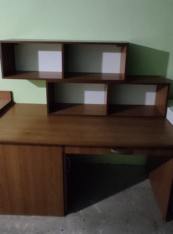 Стол для ученика,с полками