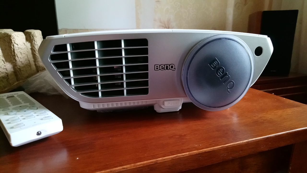 Benq W1060, 1920x1080 (Full HD), 2000 люмен