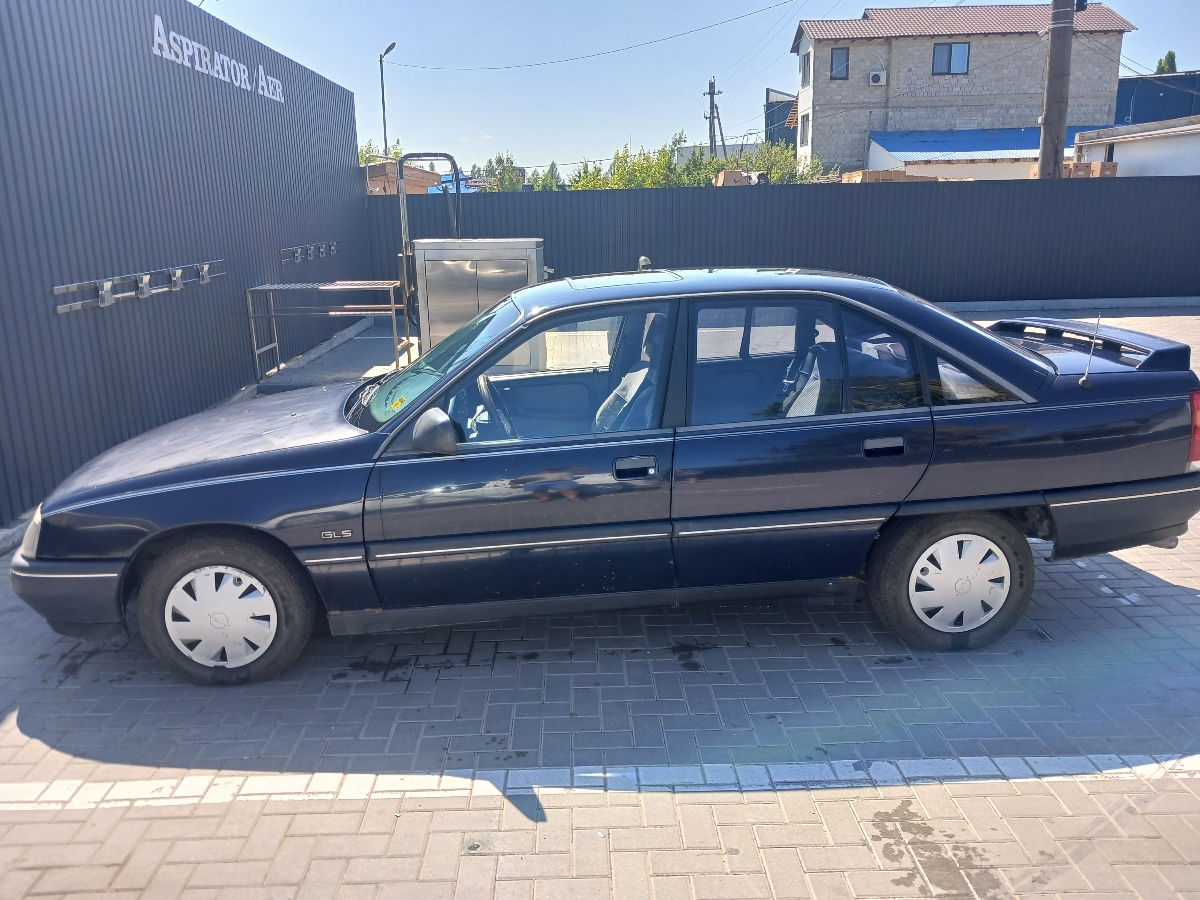Opel Omega 1988 г. с пробегом 250000 км, Бензин, 2000