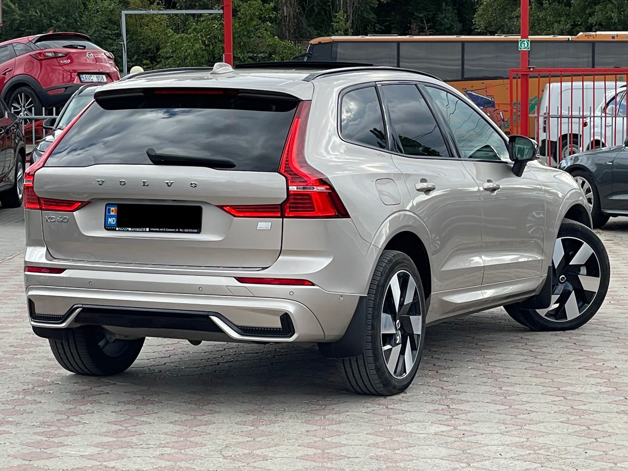 Volvo XC60 an. 2024 cu rulaj 13000 km, Plug-in Hybrid (benzină), 39499