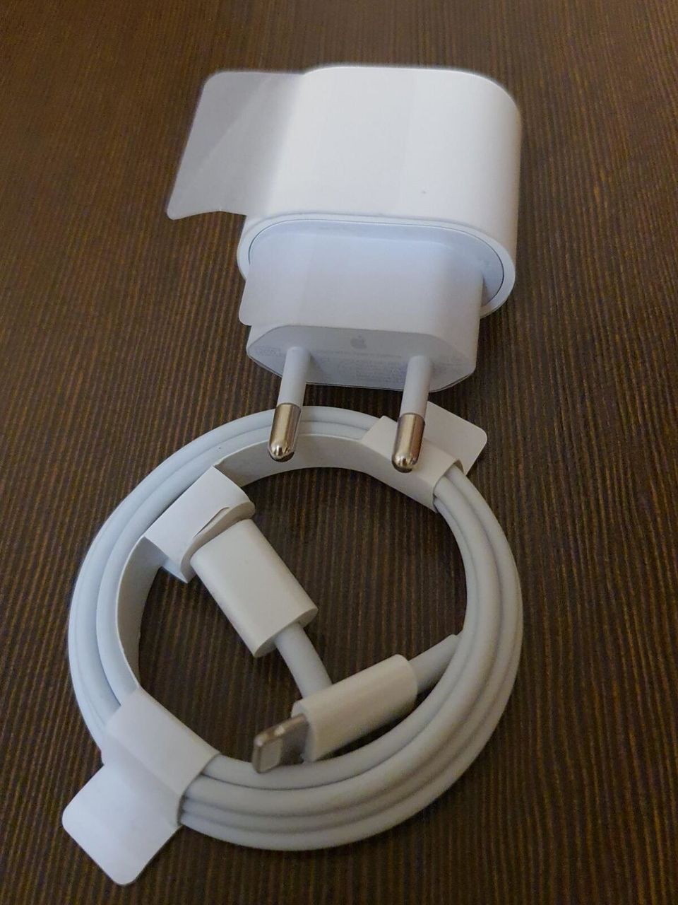 Адаптер питания Apple 20W USB-C Power Adapter, Lightning to USB Cable