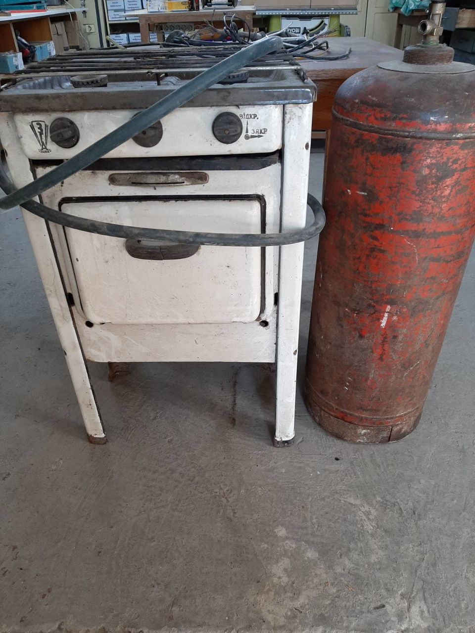 Газовая плита с балоном.