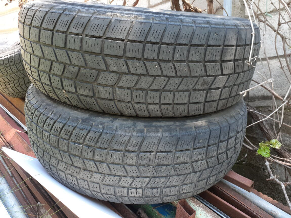 Продам недорого четыре зимние шины Michelin 4х4 R16 215х70