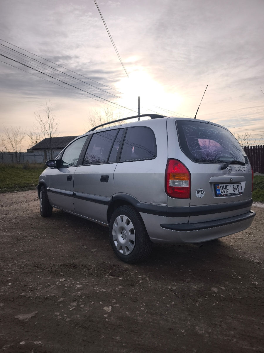 Opel Zafira an. 2001 cu rulaj 329000 km, Benzină, 2800