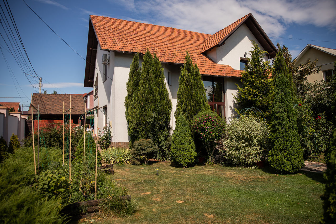 Casa capitala și compacta în centrul sect. nou Stauceni, cu beci, garaj ...