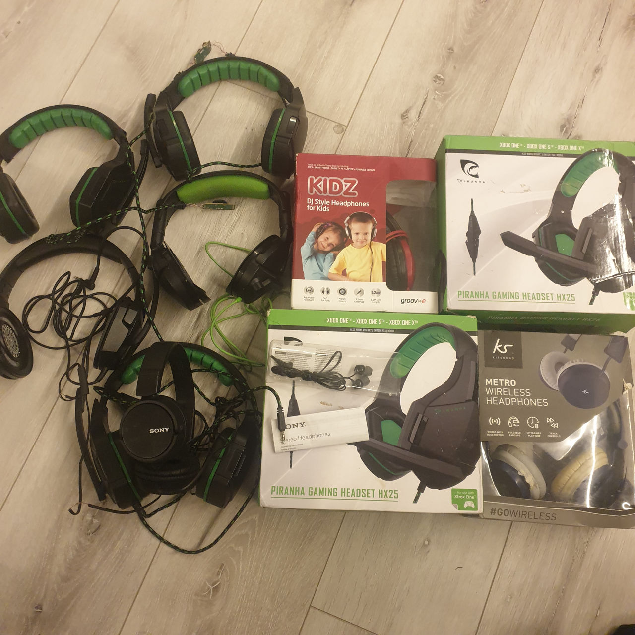 12 perechi de casti ,,Razer'',,Piranha'' ,,Sony'' ,,Turtle beach'' .,3 ...