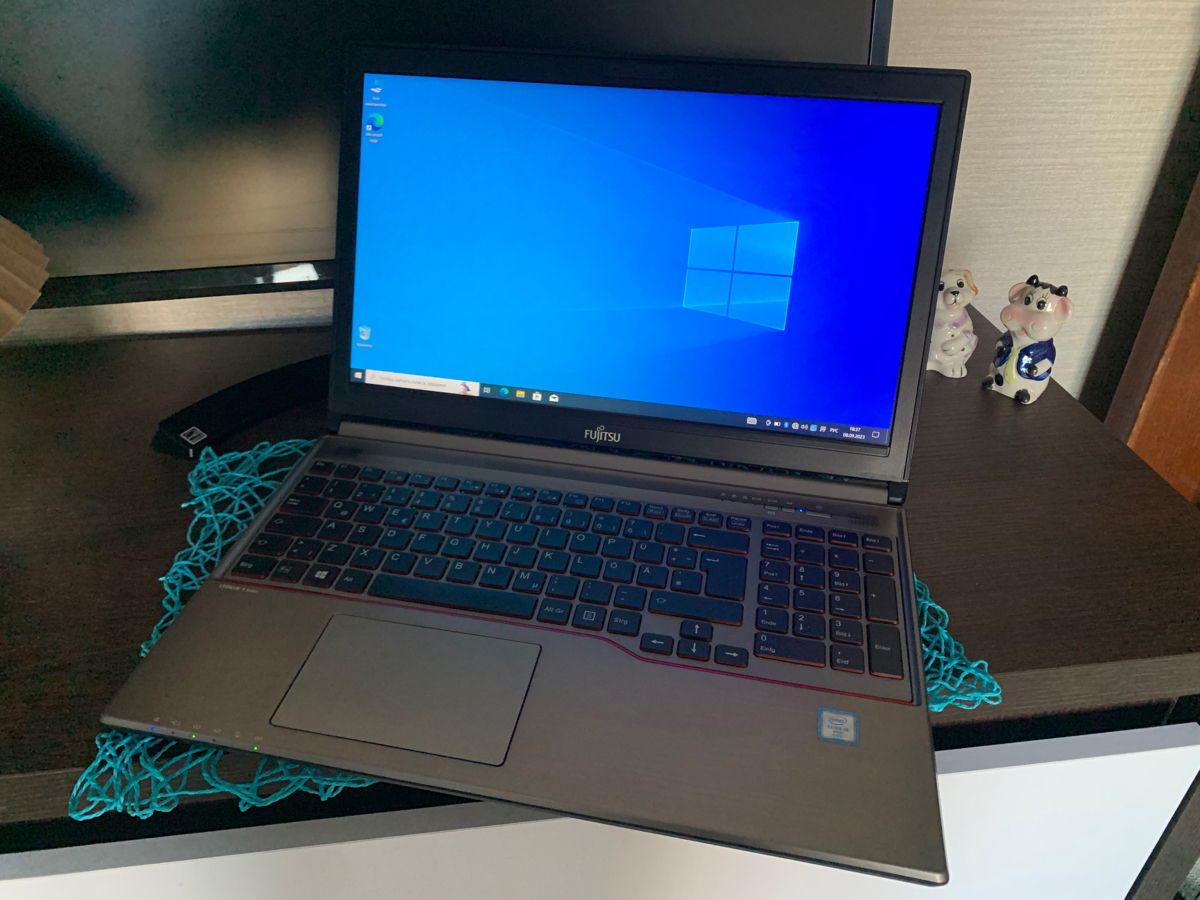 Fujitsu 15 (intel Core i5 6300U/ 8GB DDR4/ 256GB SSD)