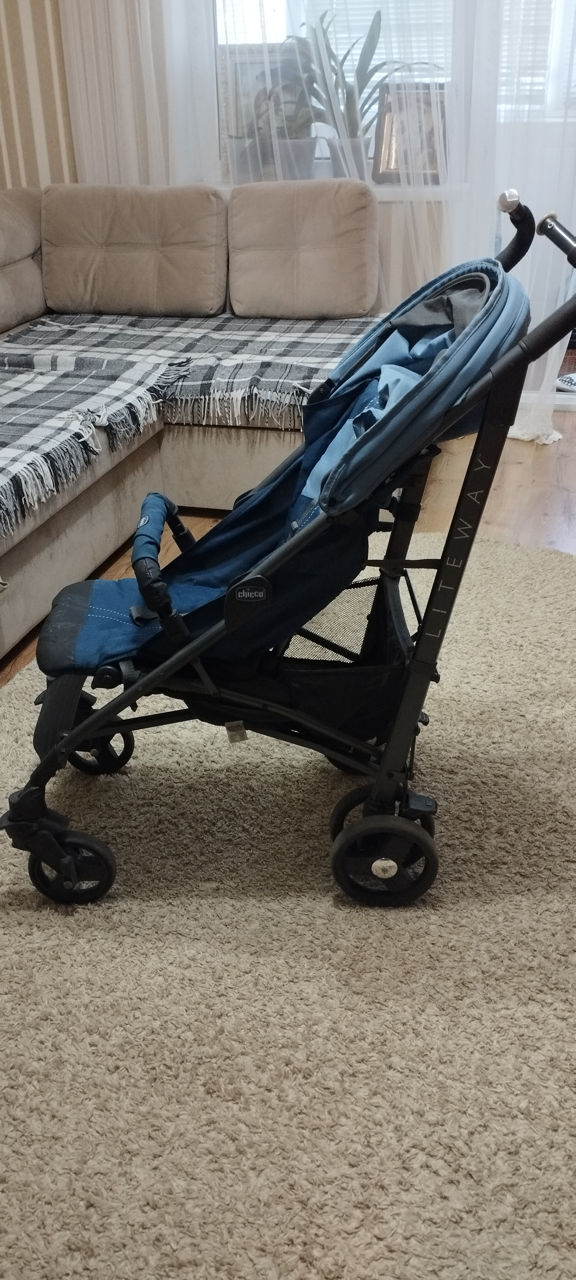 Carut de tip umbrela ,Chicco .In set este husa de iarna si de ploaie