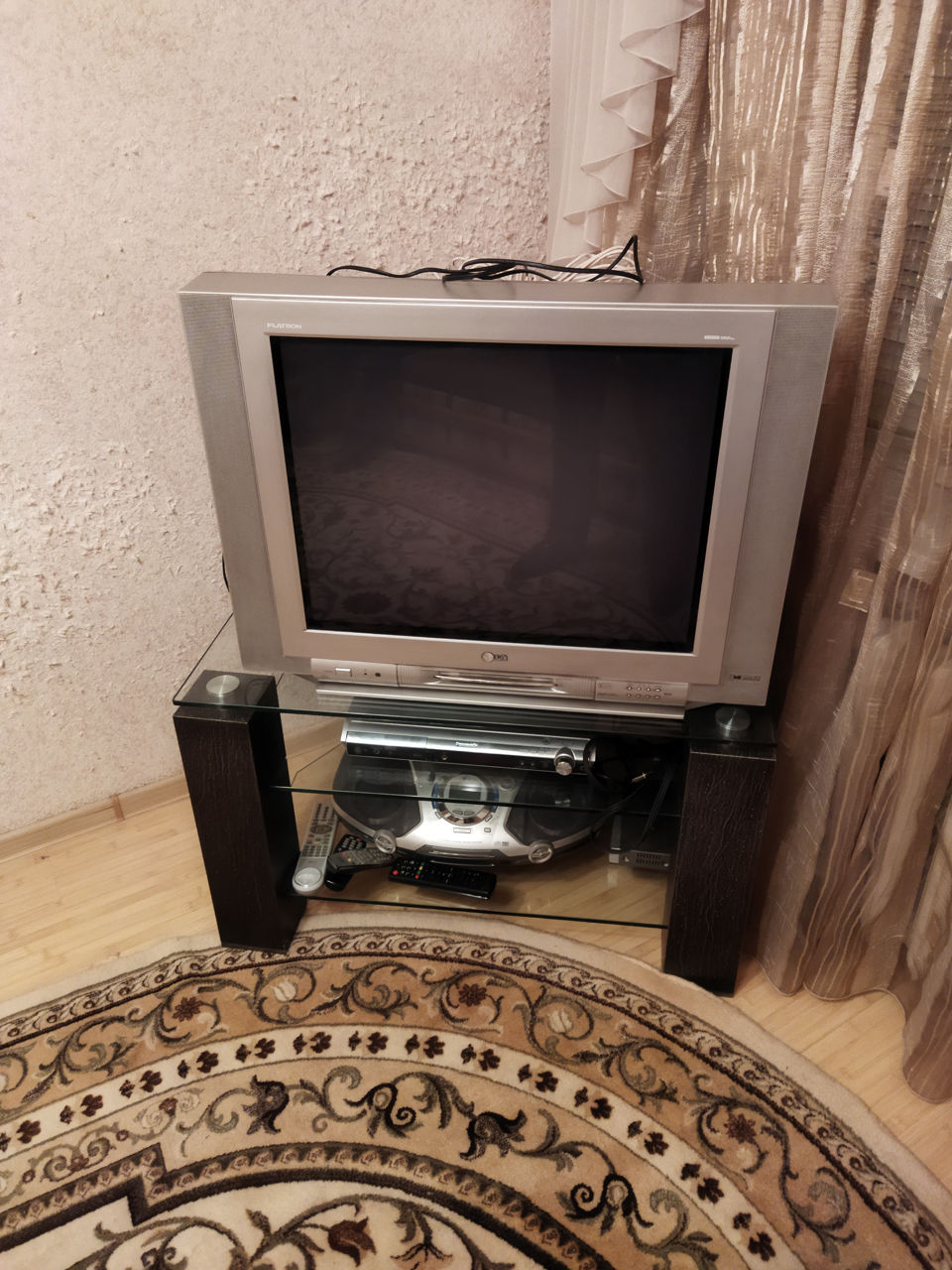 Se vind doua televizoare urgent