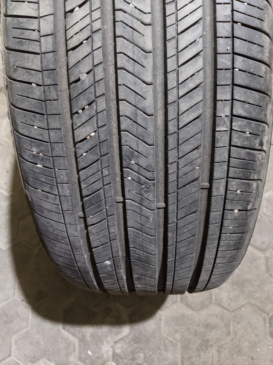 Good Year 235/40 R19