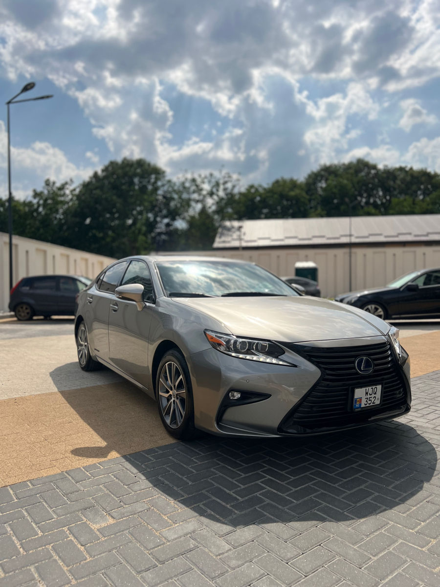 Lexus ES Series 2018 г. с пробегом 168076 км, Гибрид, 23300