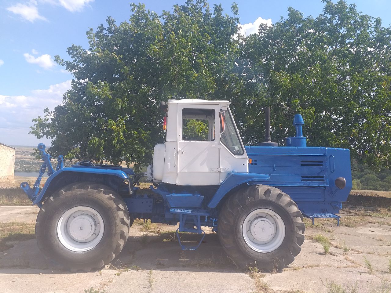 Tractor t150