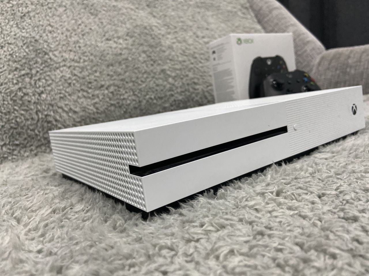 Xbox one s (alb) 1 tb memorie si cu controller negru