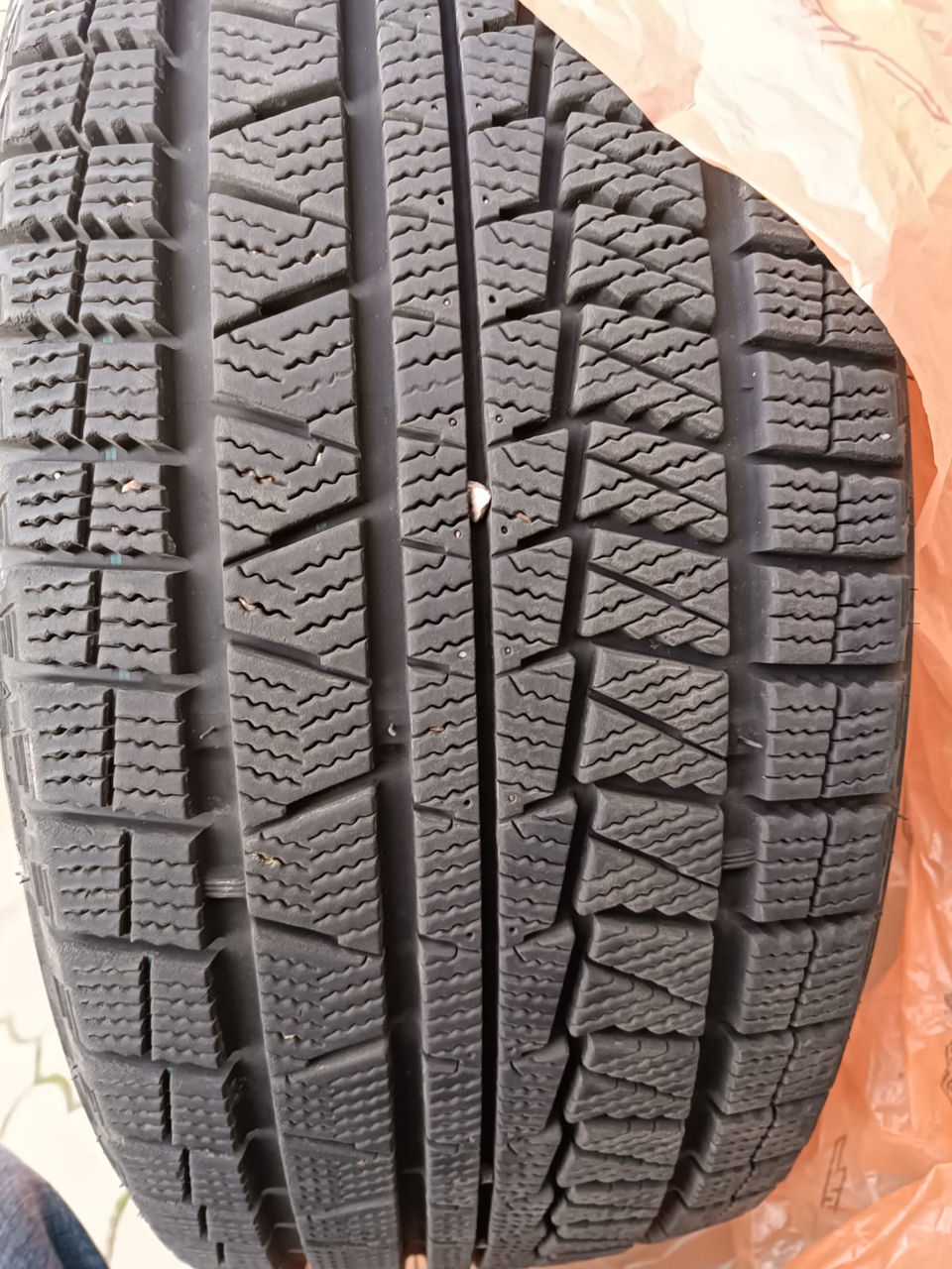 Vind 2 anvelope de Iarna marimea 215/45/R17. Aproape noi.