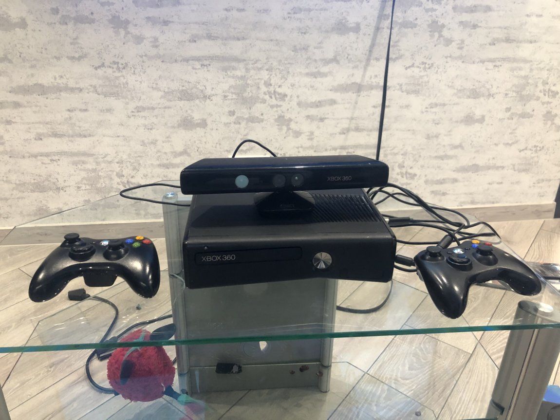 Xbox 360 прошитая, 2 джойстика, руль с педалями