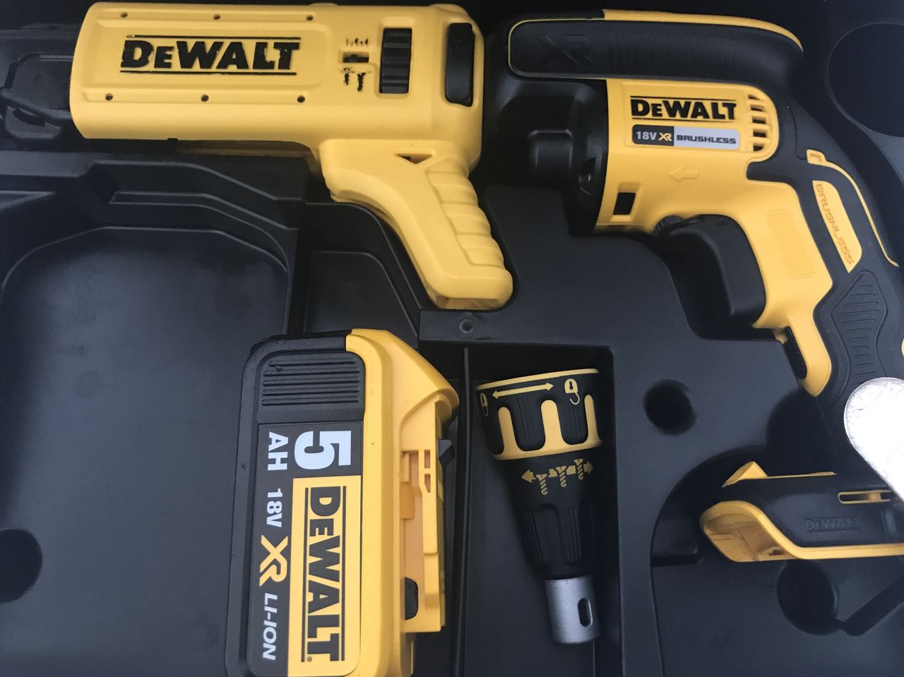 Шуруповерт по гипсокартону Dewalt DCF620