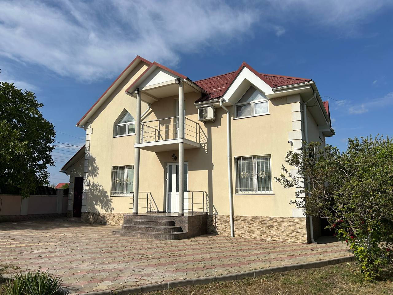 Casa de locuit in satul Răzeni