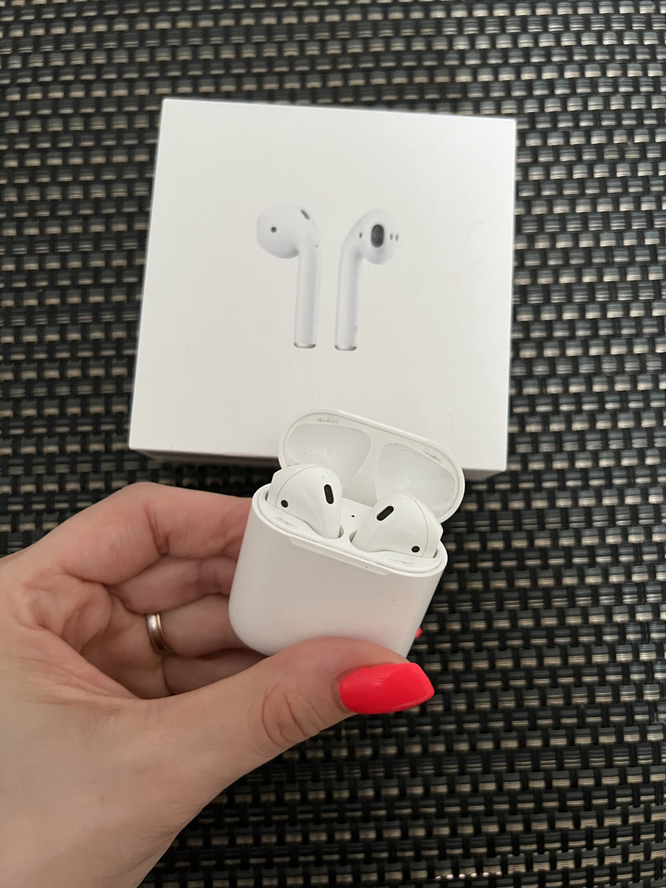 Vind AirPods 1 + Airpods 2 originale = 1000 lei ambele