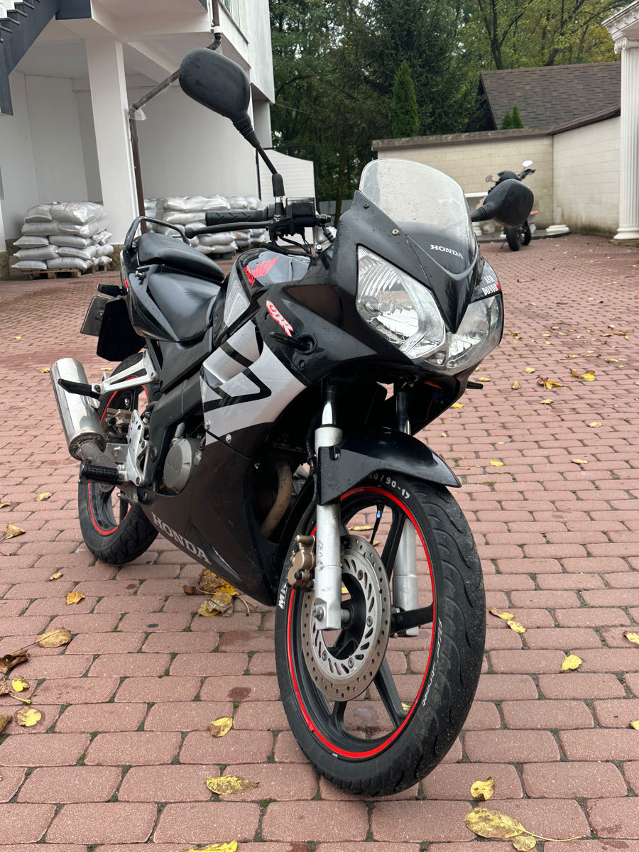 Honda Cbr125r an. 2006 cu rulaj 33000 km, 1300