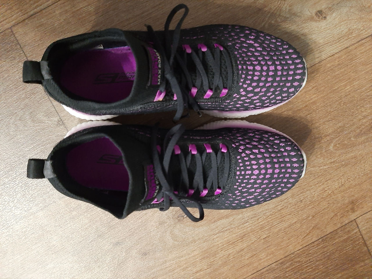 Фирменные женские кроссовки Skechers, размер 37,5