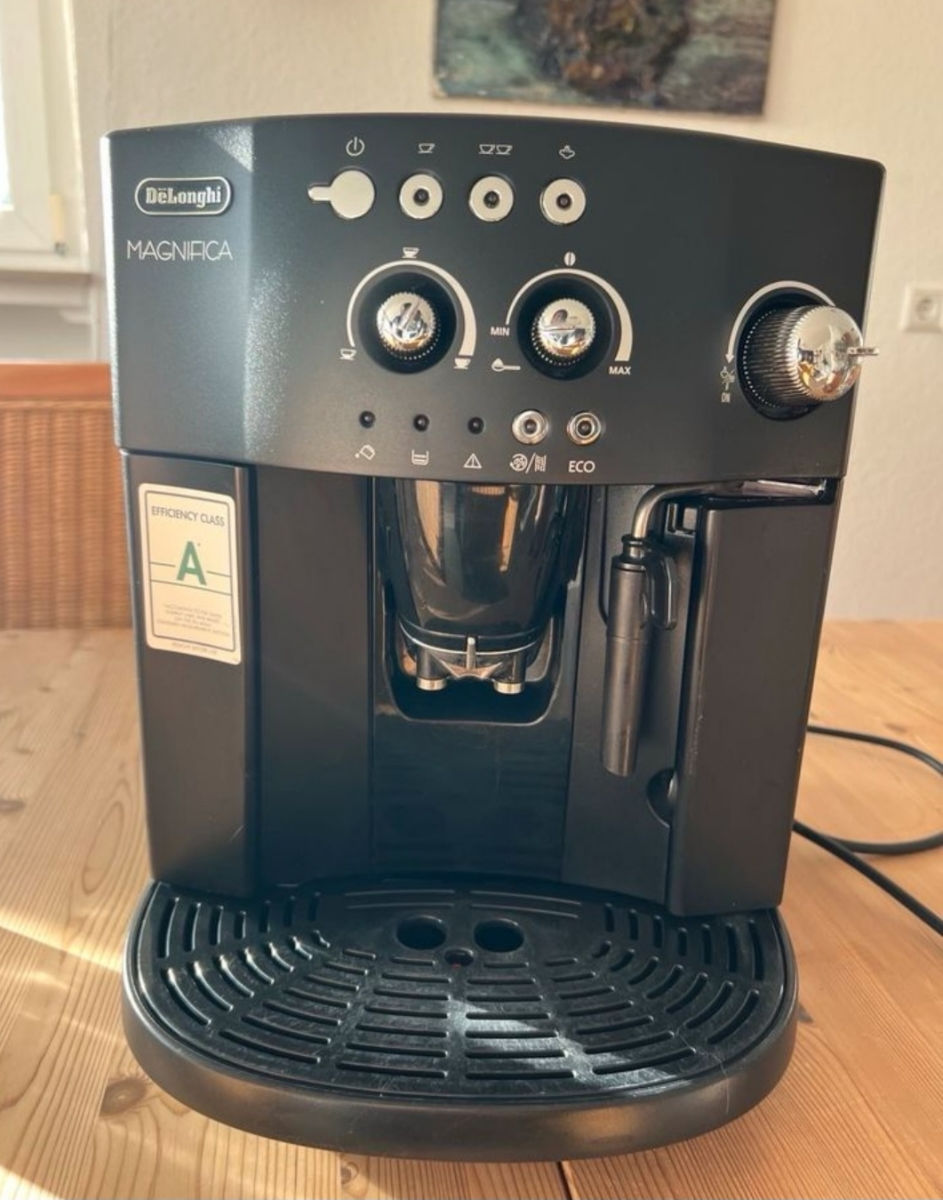 Aparat de cafea Delonghi.
