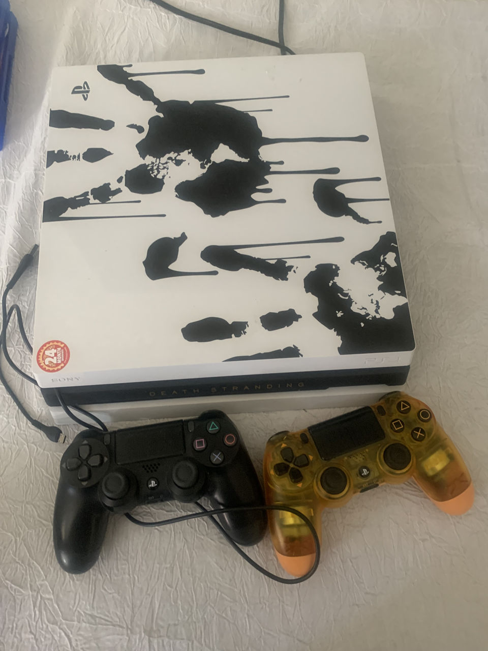 Vînd playstation 4 pro 1T unlimited edition ca nou 2 console