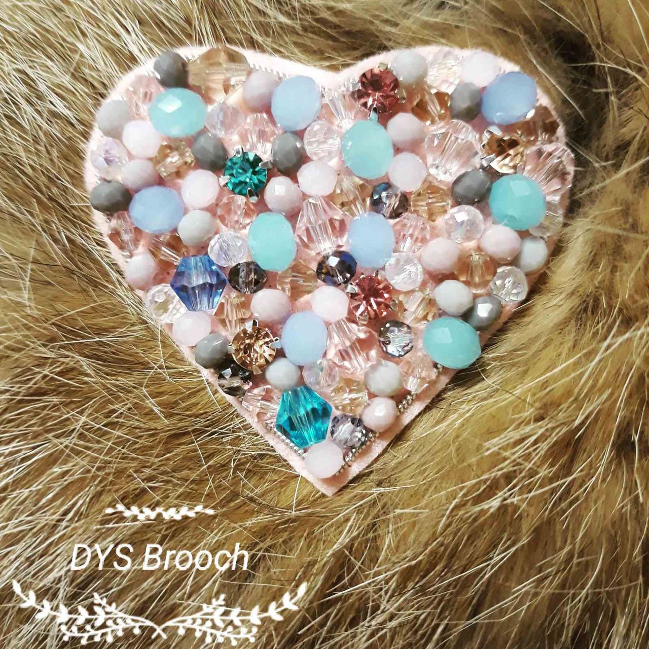 Броши / broșe din biser